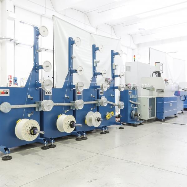 High performance taping machine for twinax cables